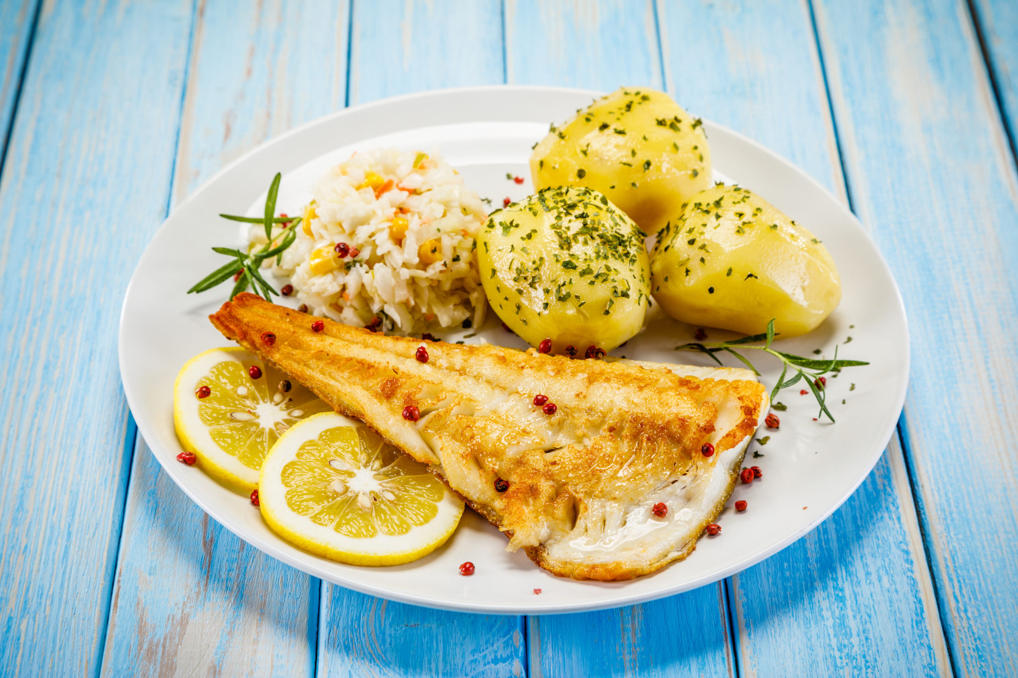 Zwaardvis recept: Gegrilde vis met aardappelen en salade - Freshly Fish