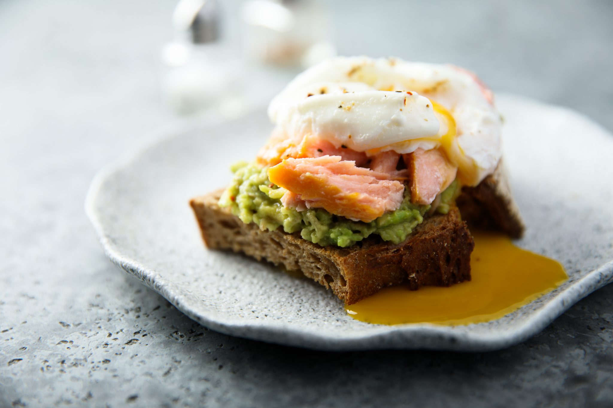 Toast met warm gerookte zalm en gepocheerd ei - Freshly Fish